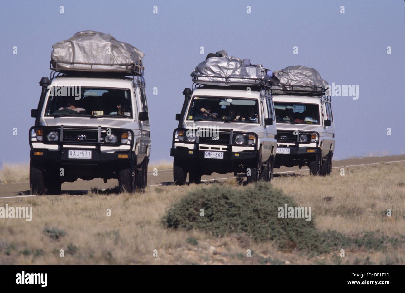 OVERLAND TREKKING, Australia. Tourists with 4x4 four wheel drive ...