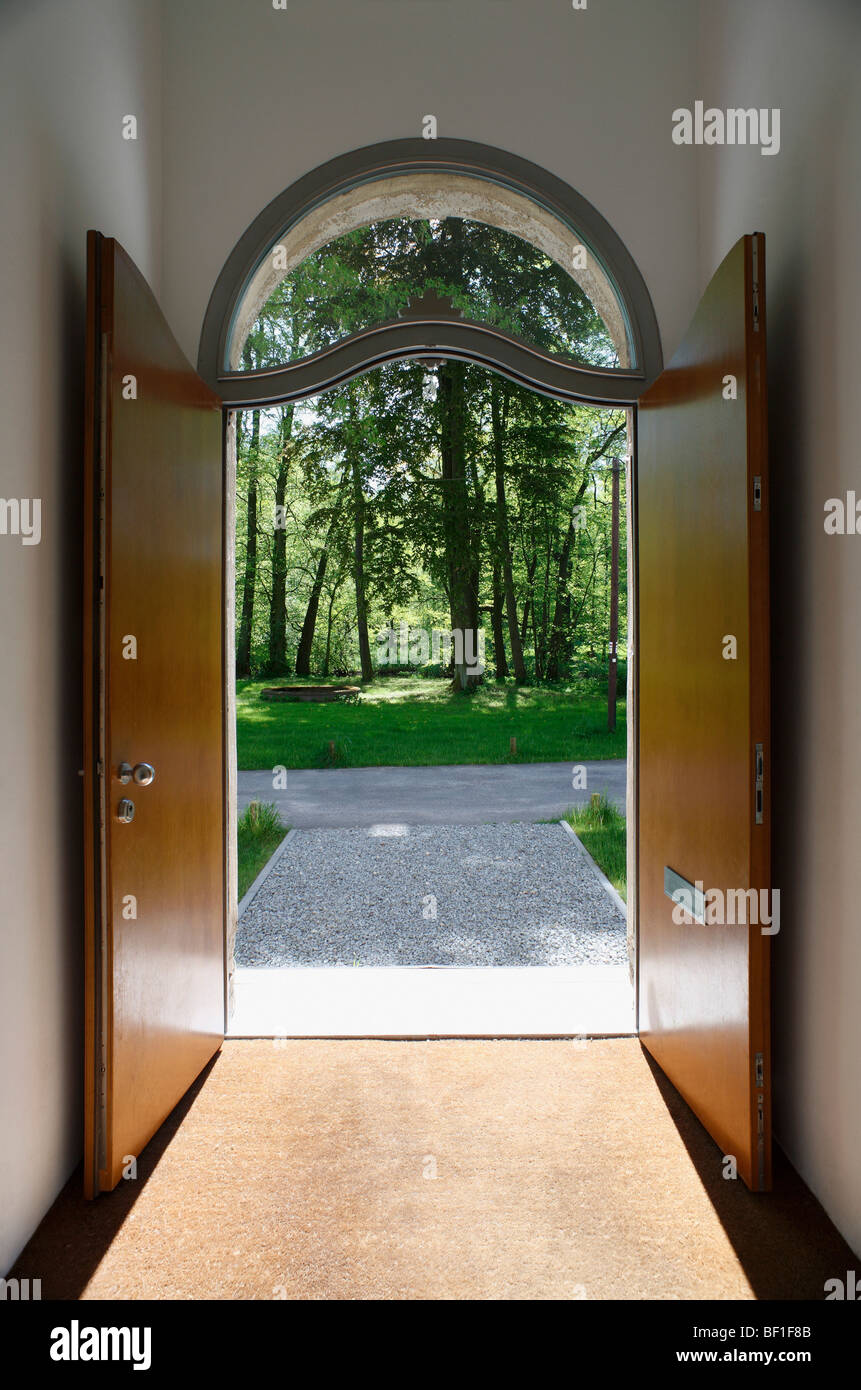 Open doorway hi-res stock photography and images - Alamy