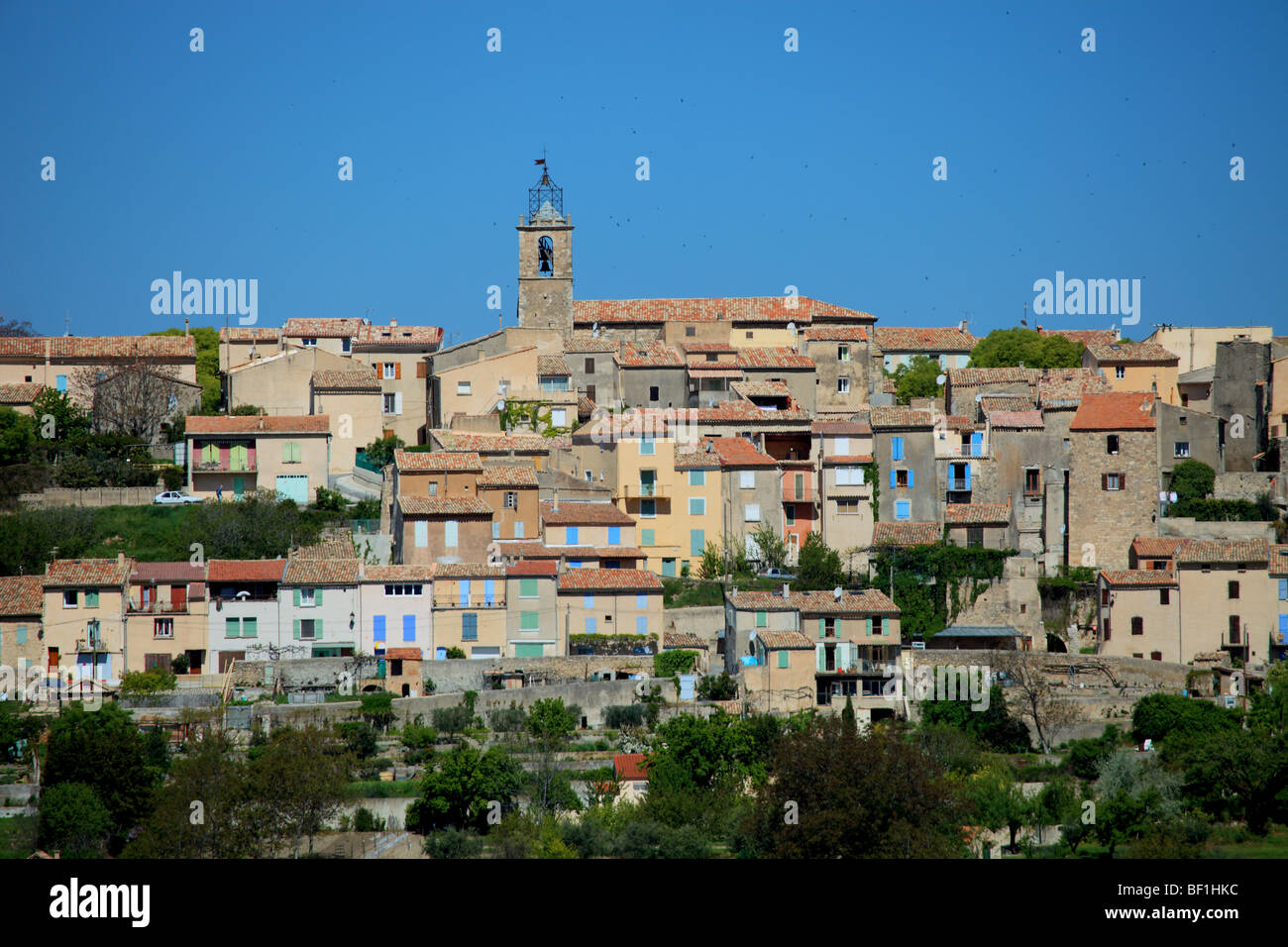 The village of Puimoisson into the plateau de Valensole Stock Photo - Alamy