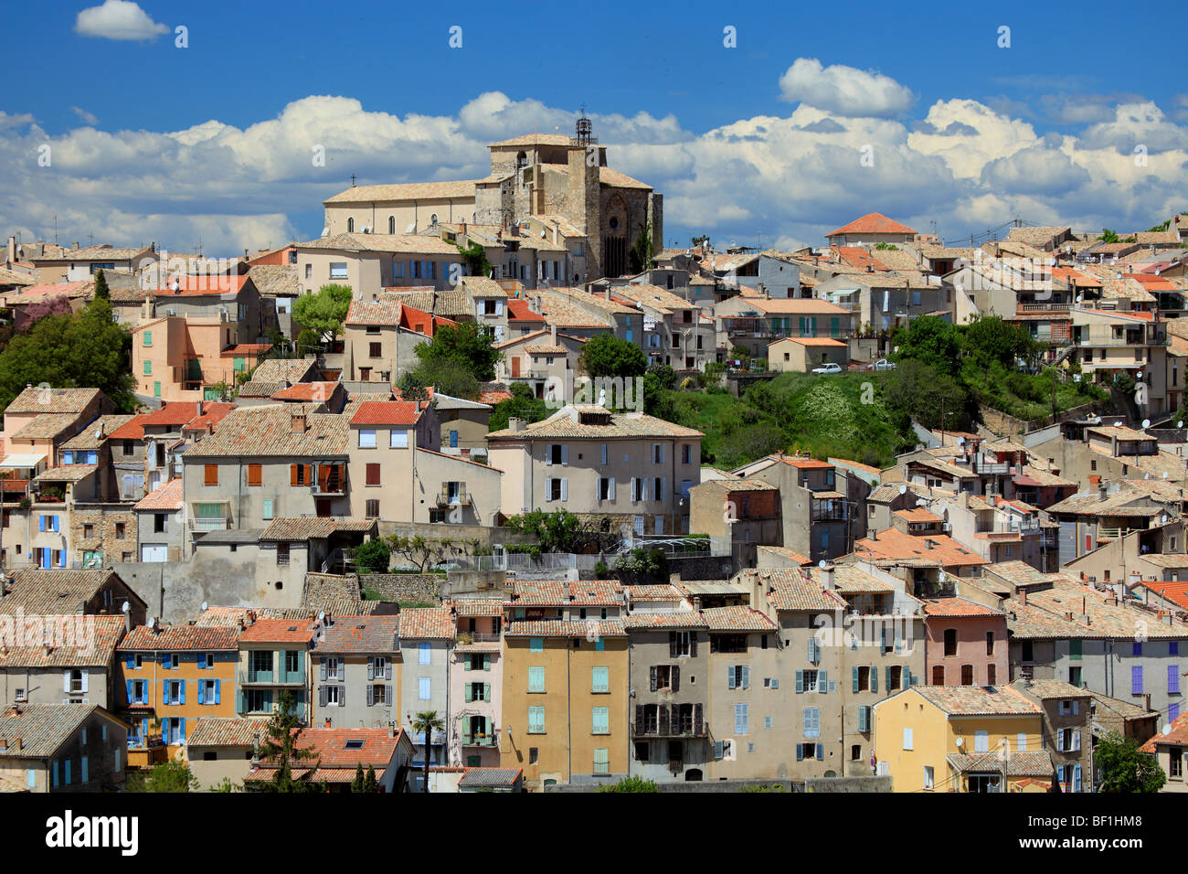 The village of Valensole into the plateau de Valensole Stock Photo - Alamy