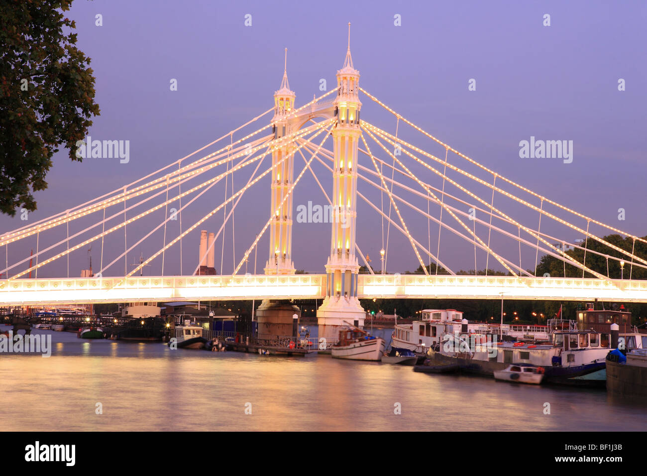 Albert bridge lights at night hi-res stock photography and images - Alamy
