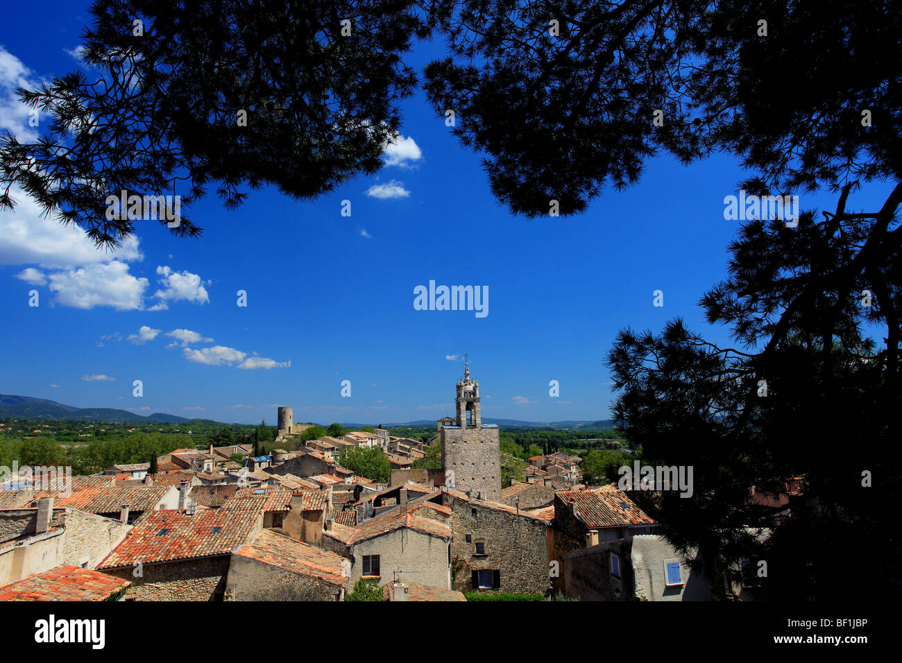 Overview of the village of Cucuron Stock Photo - Alamy