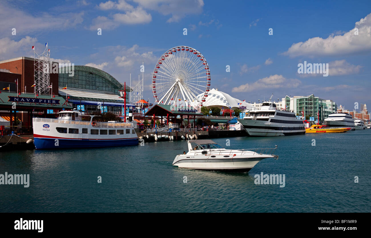 Chicago navy pier boat hi-res stock photography and images - Alamy