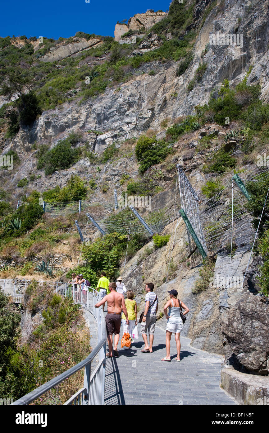 People walking on the Via dell'Amore Path of Love, Cinque Terre ...