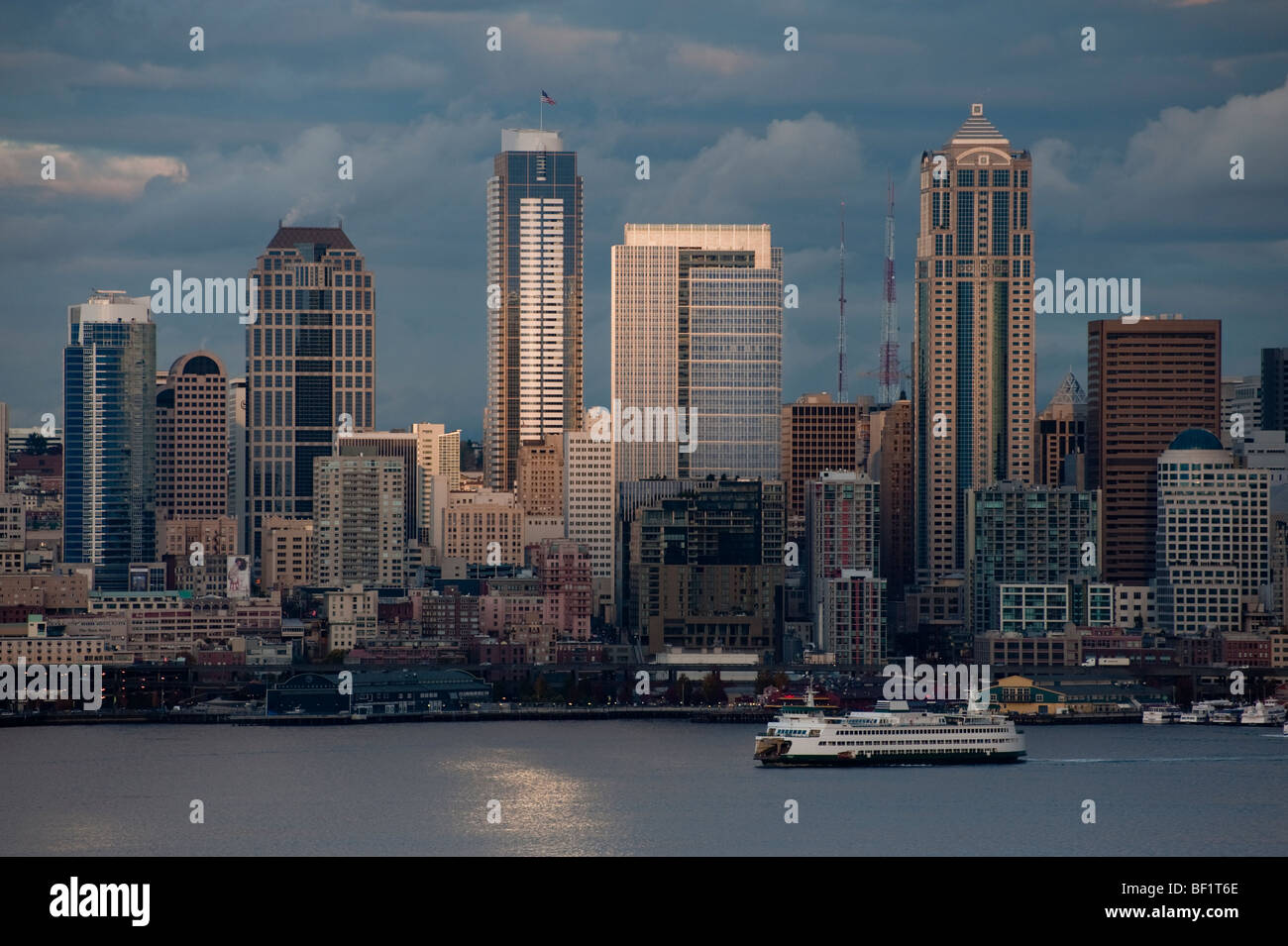 The Seattle, Washington skyline with ferry boats and dramatic cloud ...