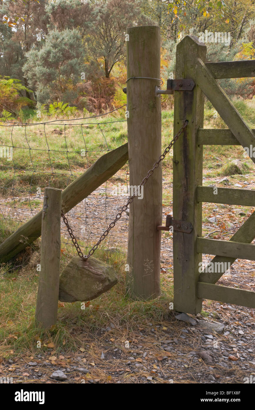 Closing gate hi-res stock photography and images - Alamy