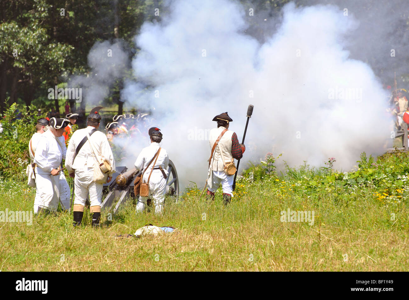 Battle between British Redcoats and American Patriots - costumed ...