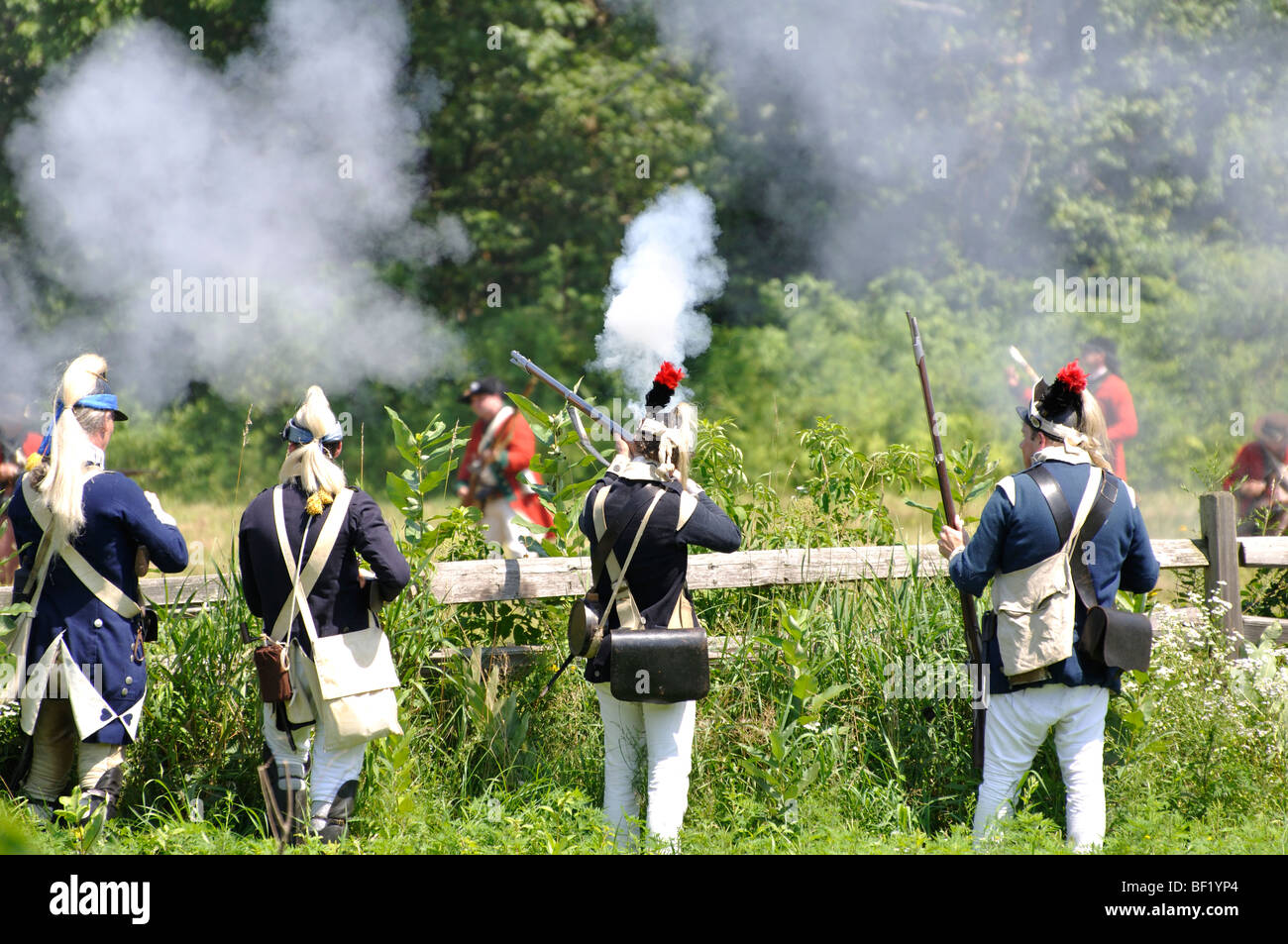 Battle between British Redcoats and American Patriots - costumed ...
