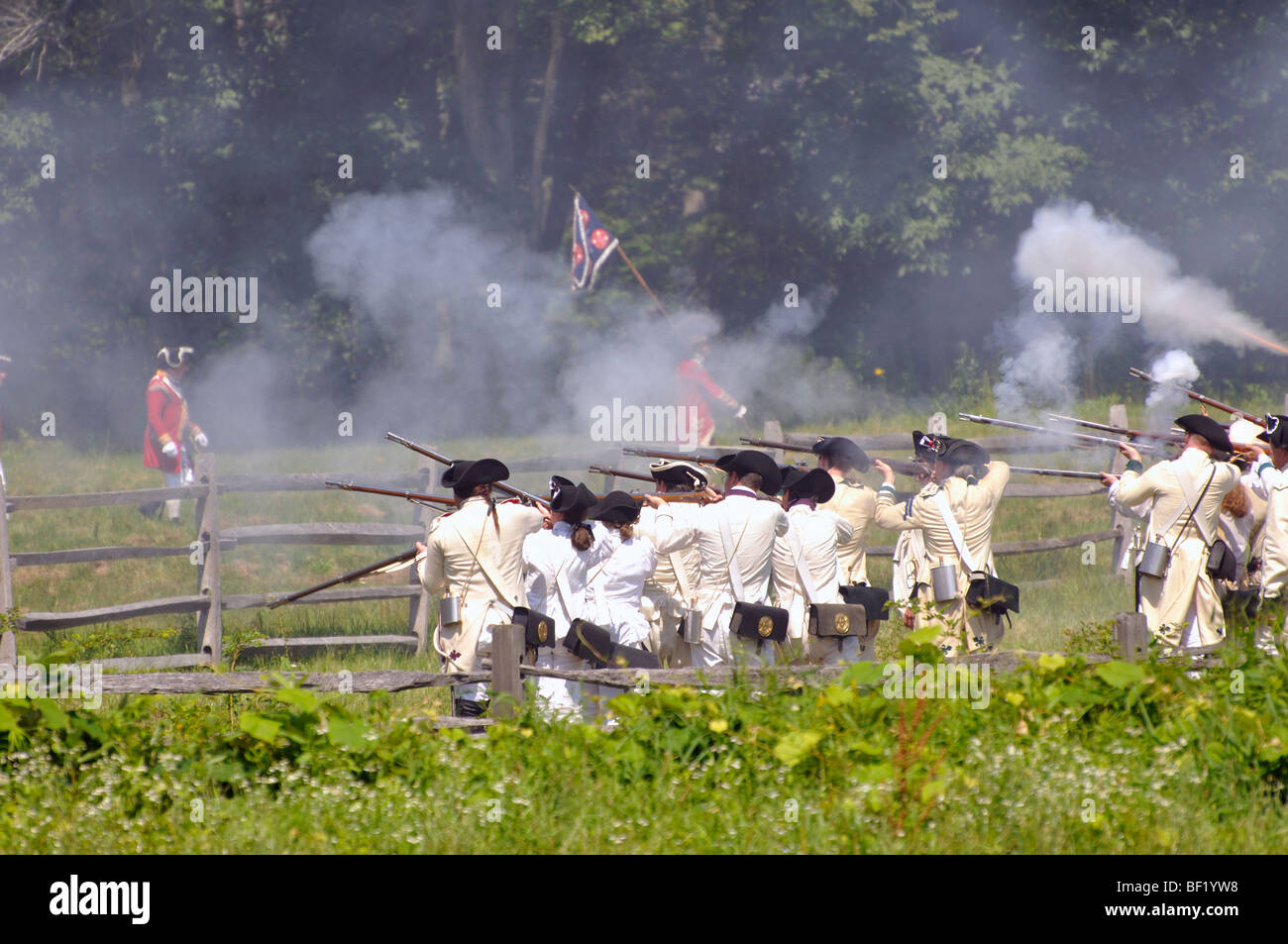 Battle between British Redcoats and American Patriots - costumed ...