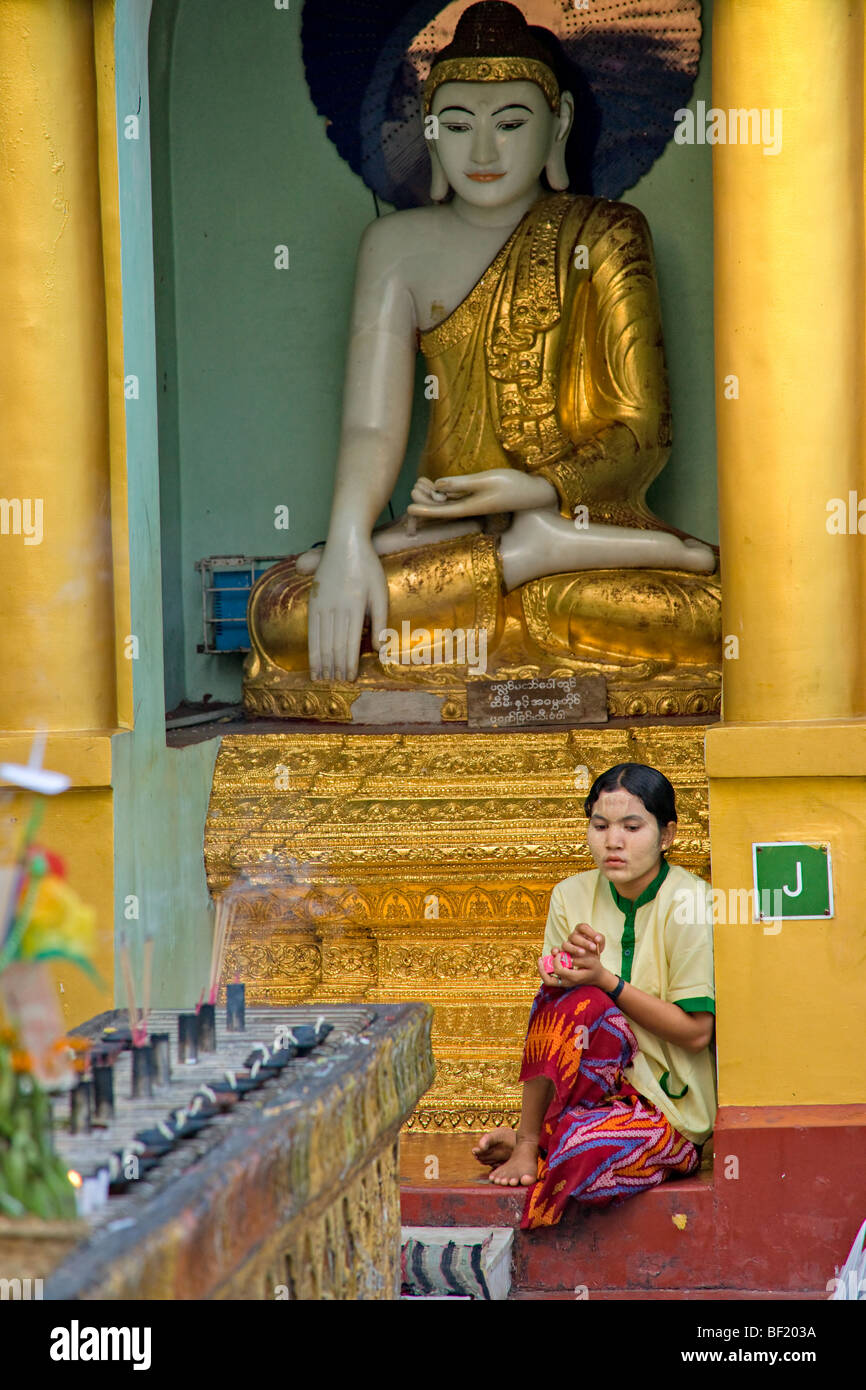People praying at Shwedagon Paya, Yangoon, Myanmar Stock Photo - Alamy