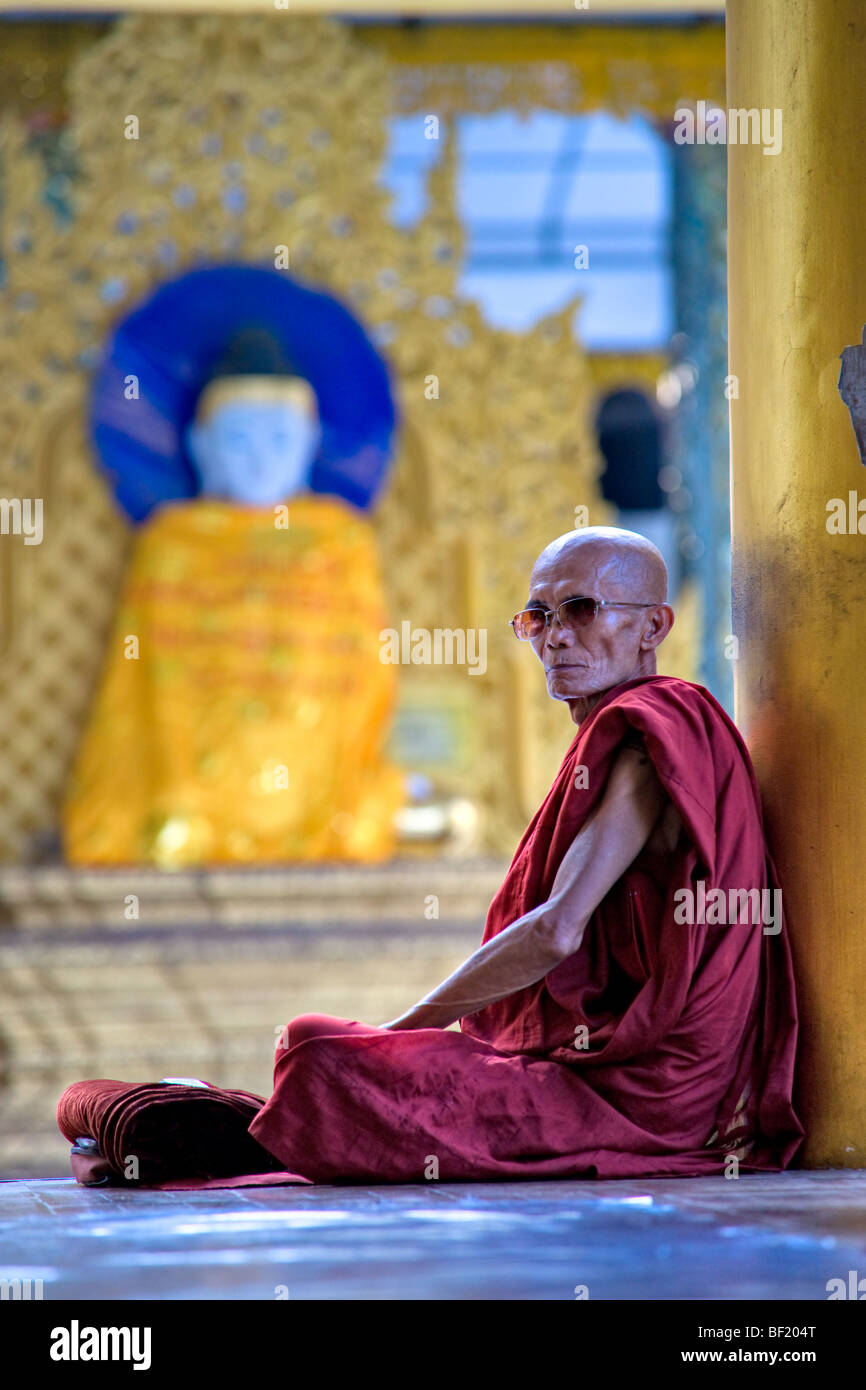 People praying at Shwedagon Paya, Yangoon, Myanmar Stock Photo - Alamy