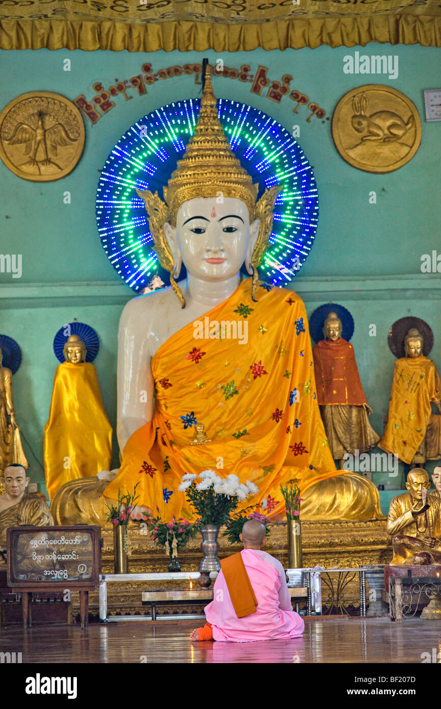 People praying at Shwedagon Paya, Yangoon, Myanmar Stock Photo - Alamy