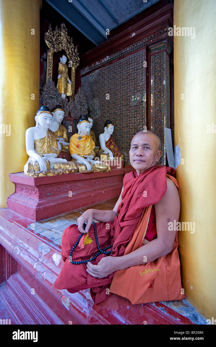 People praying at Shwedagon Paya, Yangoon, Myanmar Stock Photo - Alamy
