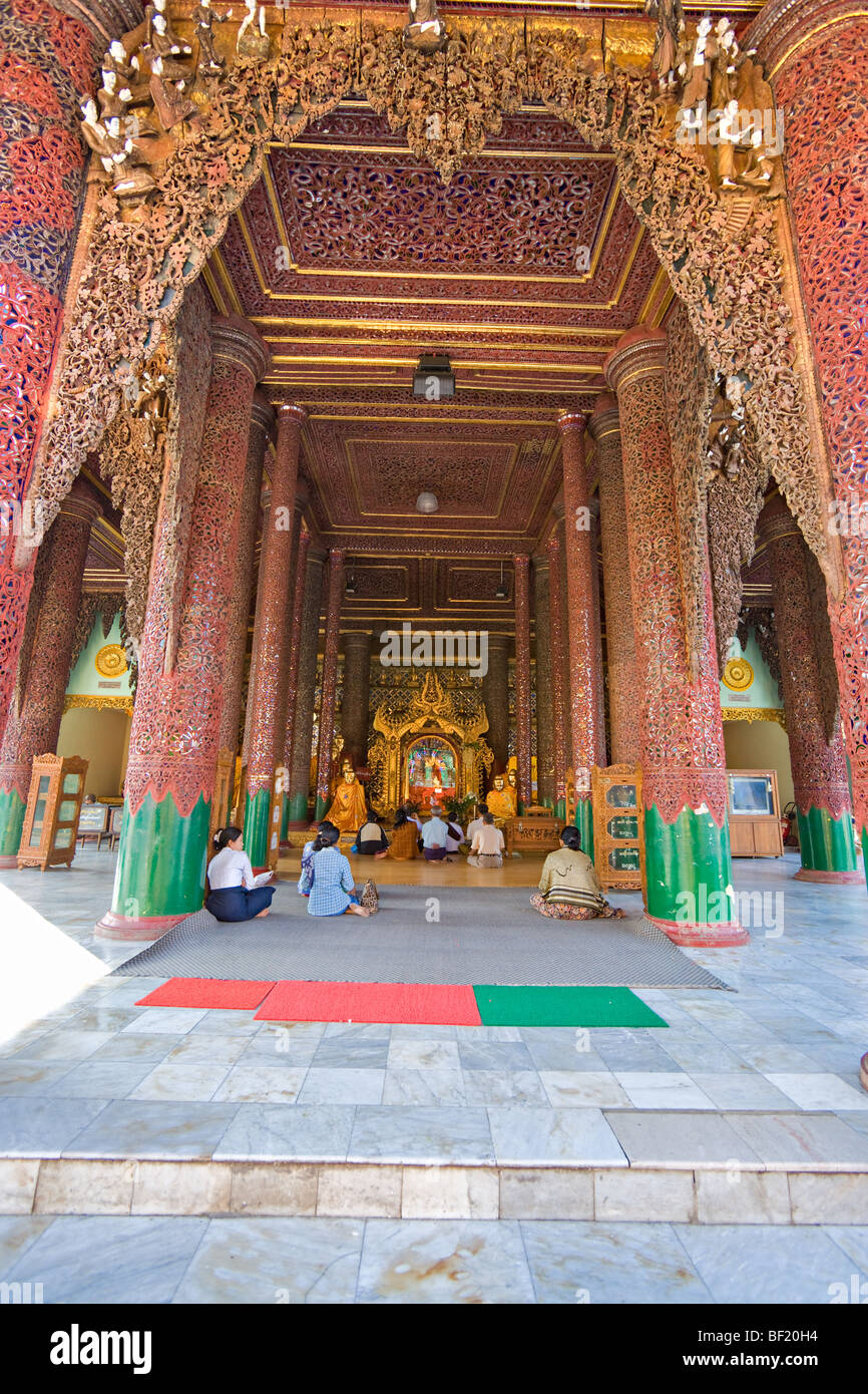 People praying at Shwedagon Paya, Yangoon, Myanmar Stock Photo - Alamy