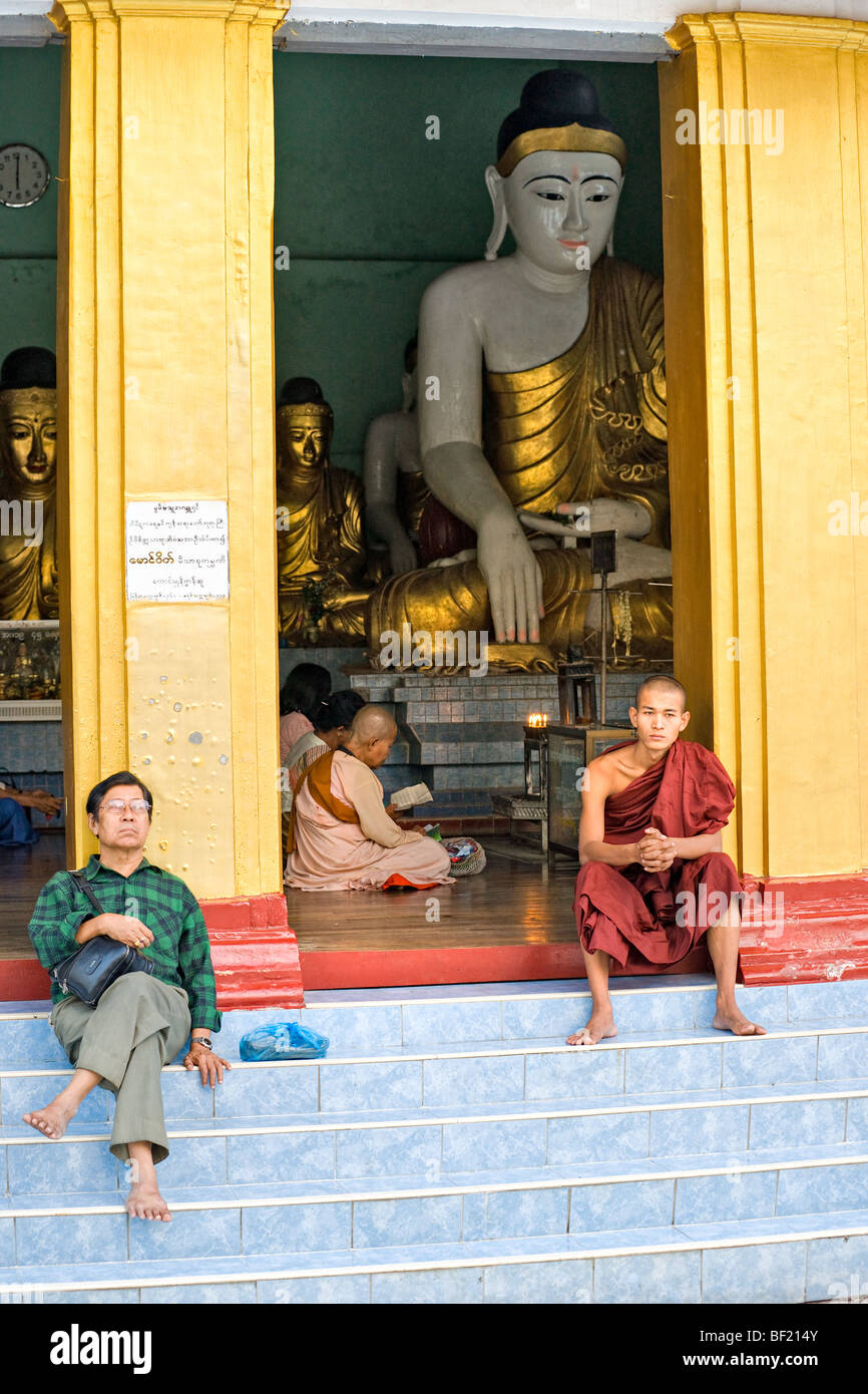 People praying at Shwedagon Paya, Yangoon, Myanmar Stock Photo - Alamy