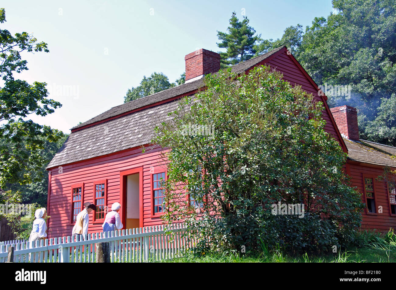 Farmhouse people - costumed American Revolutionary War (1770's) era re ...