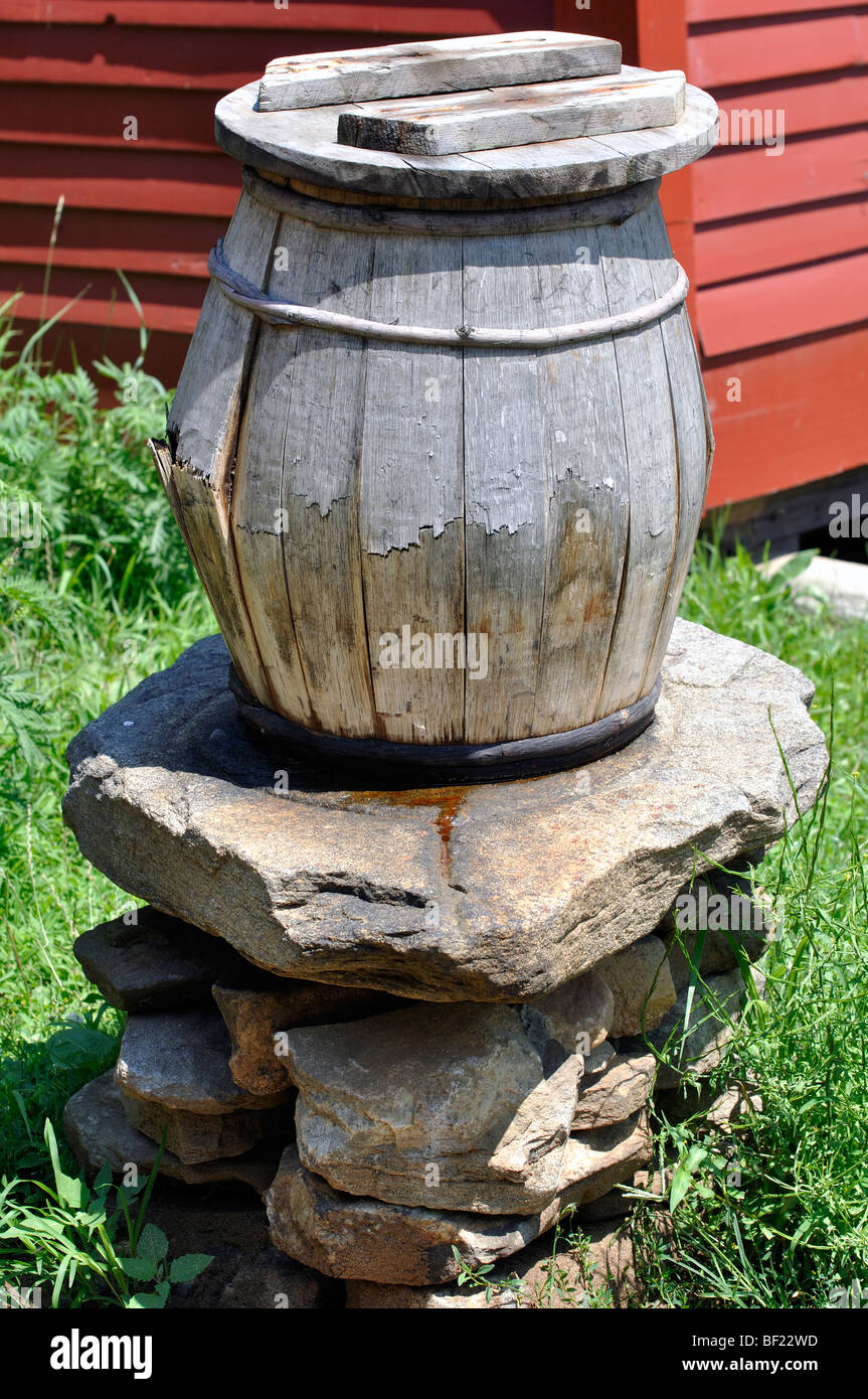 Old farm well massachusetts new england hi-res stock photography and ...
