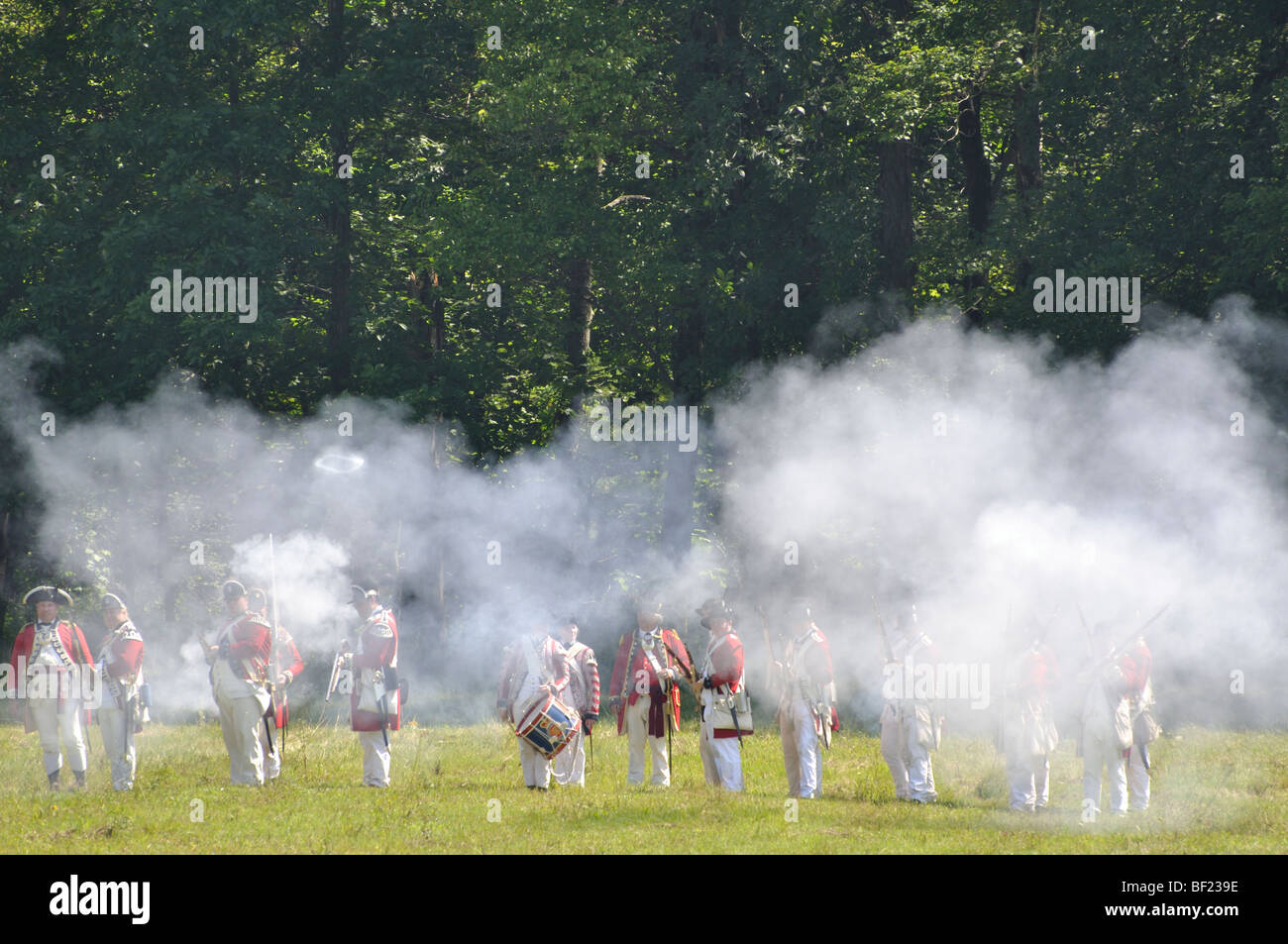 Battle between British Redcoats and American Patriots - costumed ...