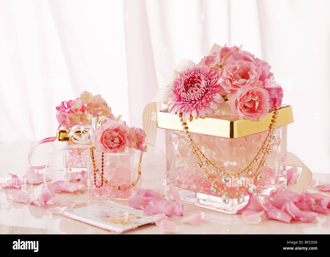 Flower arrangement and accessory Stock Photo - Alamy