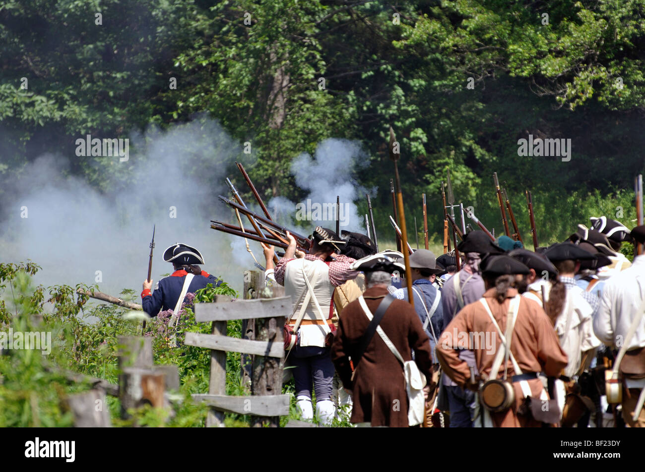 Battle between British Redcoats and American Patriots - costumed ...