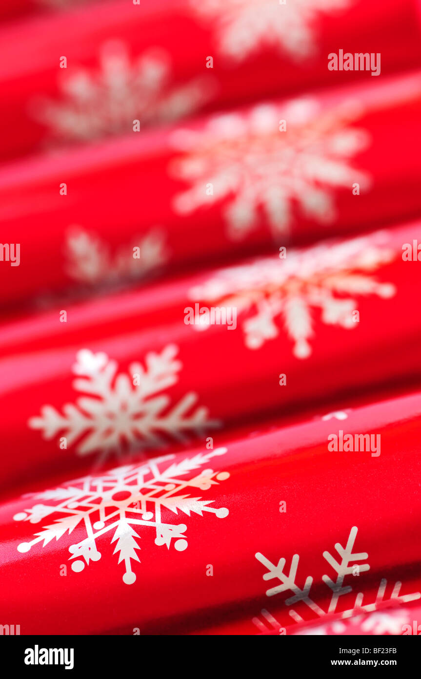 Closeup of many red Christmas crackers in a row Stock Photo - Alamy
