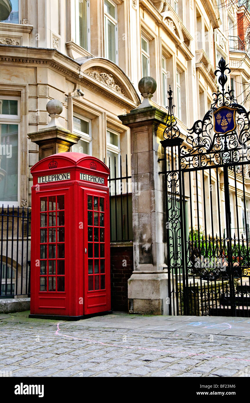 Red telephone box scene hi-res stock photography and images - Alamy