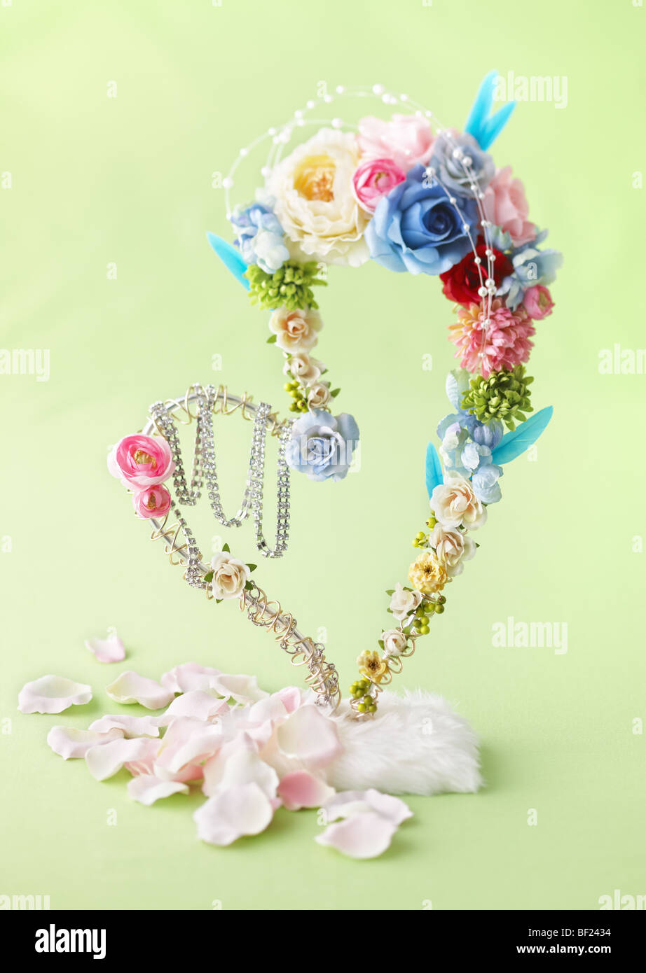 Flower chain arrangement hi-res stock photography and images - Alamy