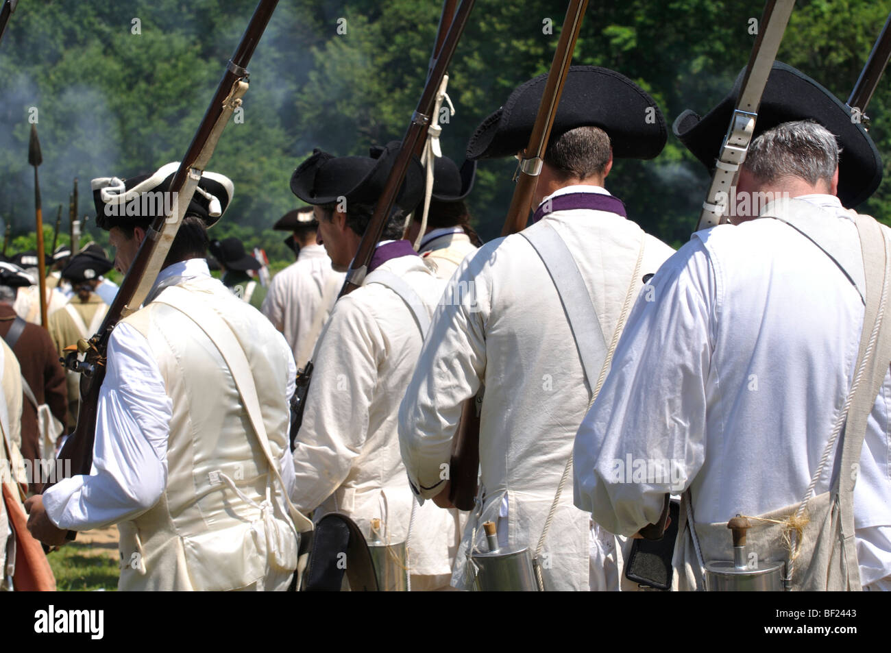 Battle between British Redcoats and American Patriots - costumed ...