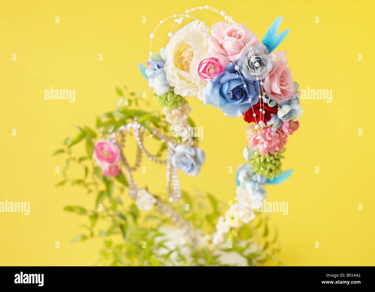 Flower chain arrangement hi-res stock photography and images - Alamy