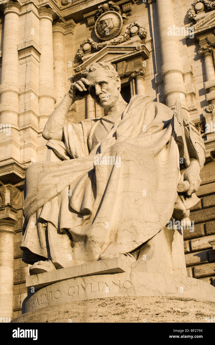 Rome - statue for the Justice palace - detail Stock Photo - Alamy