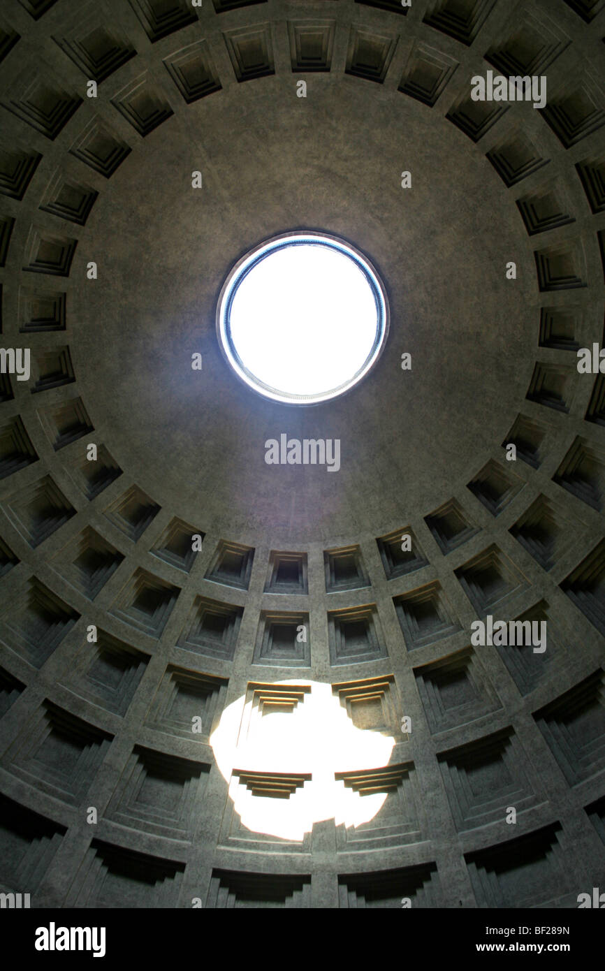 Rome - cupola of Pantheon - interior Stock Photo - Alamy