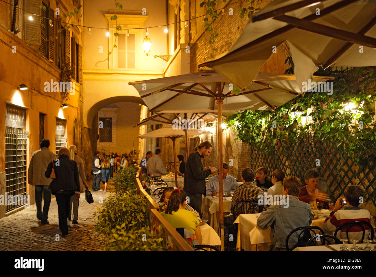 People sitting on the terrace of restaurant alle Fratte at Via delle ...