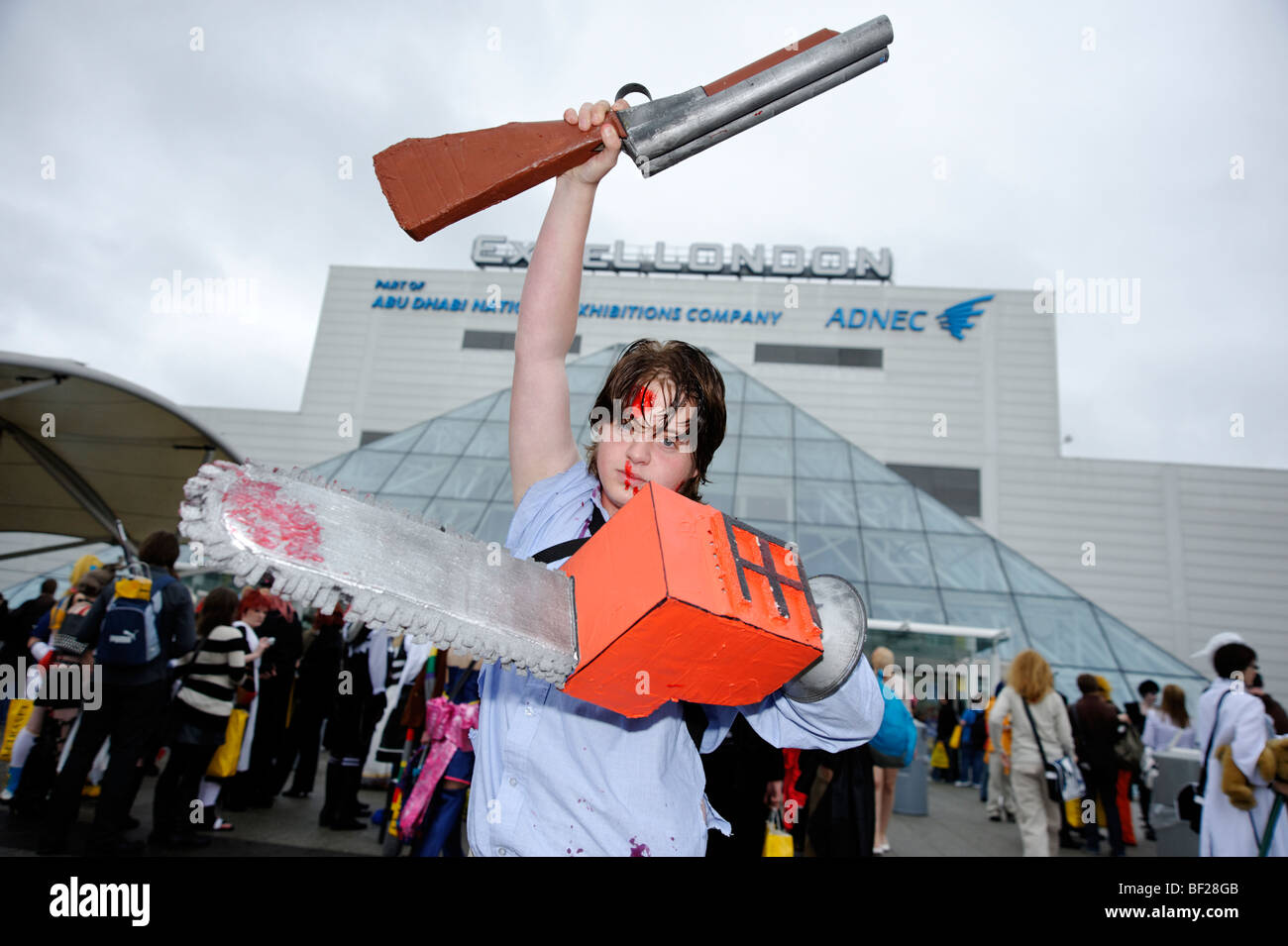 Fans dressed as their favorite costume characters from comic books ...