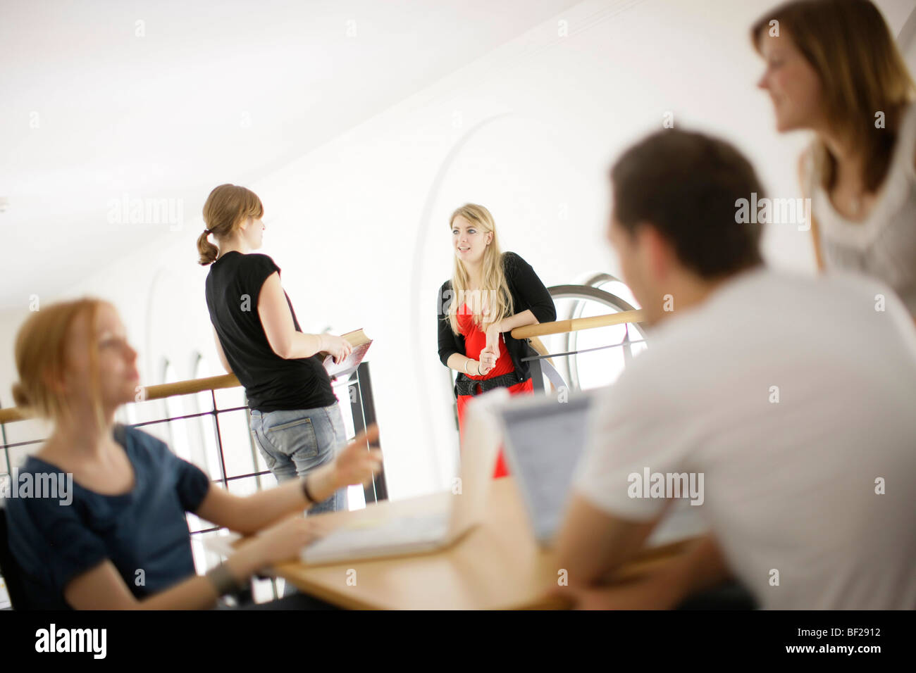 Students group discussion library hi-res stock photography and images ...
