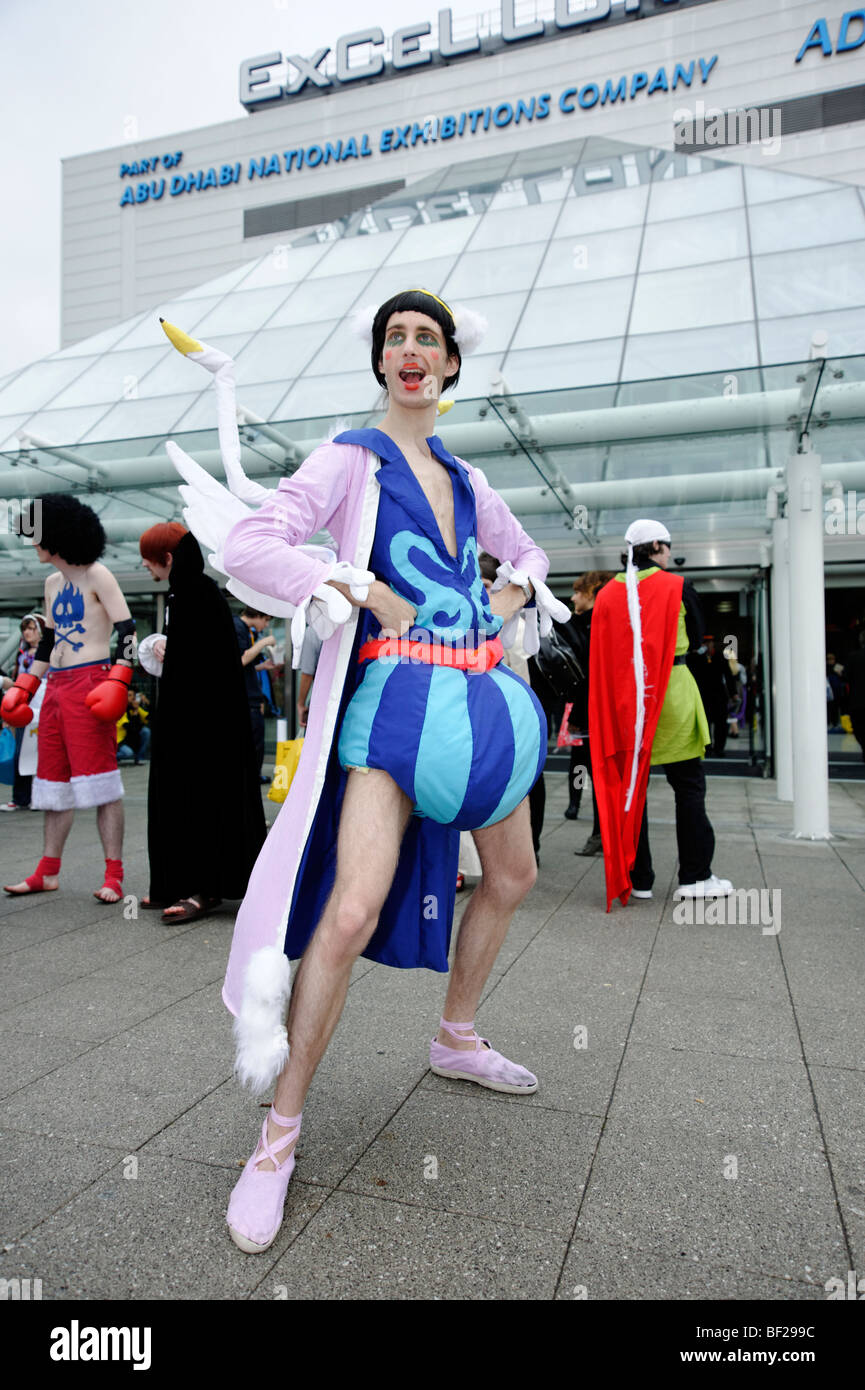 Fans dressed as their favorite costume characters from comic books ...