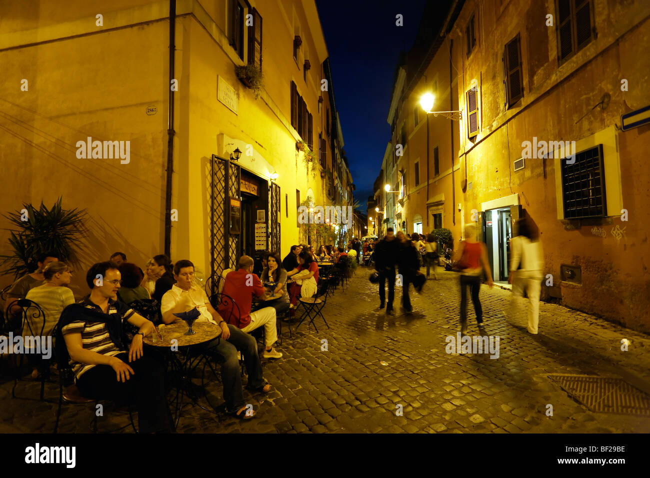 Restaurants and pavement cafes along cobblestone land, Trastevere, Rome ...