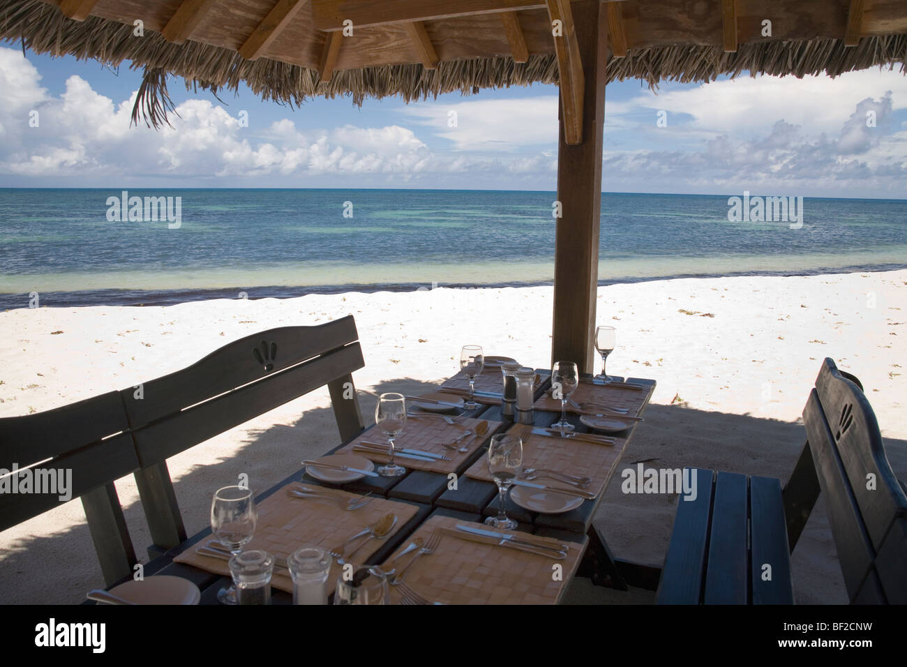 Dining on beach hi-res stock photography and images - Alamy