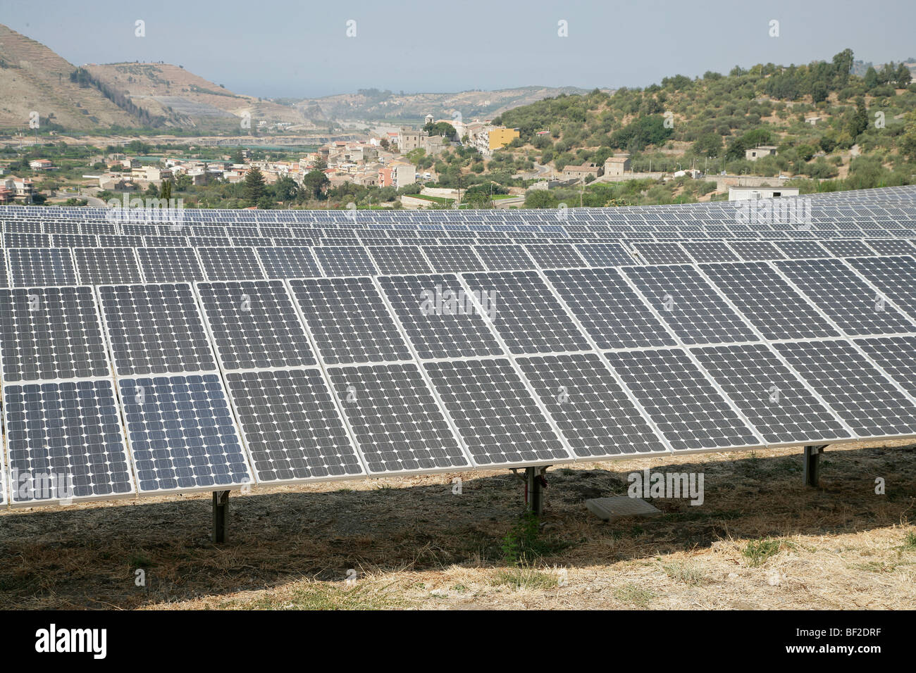 Solar array panel hi-res stock photography and images - Alamy