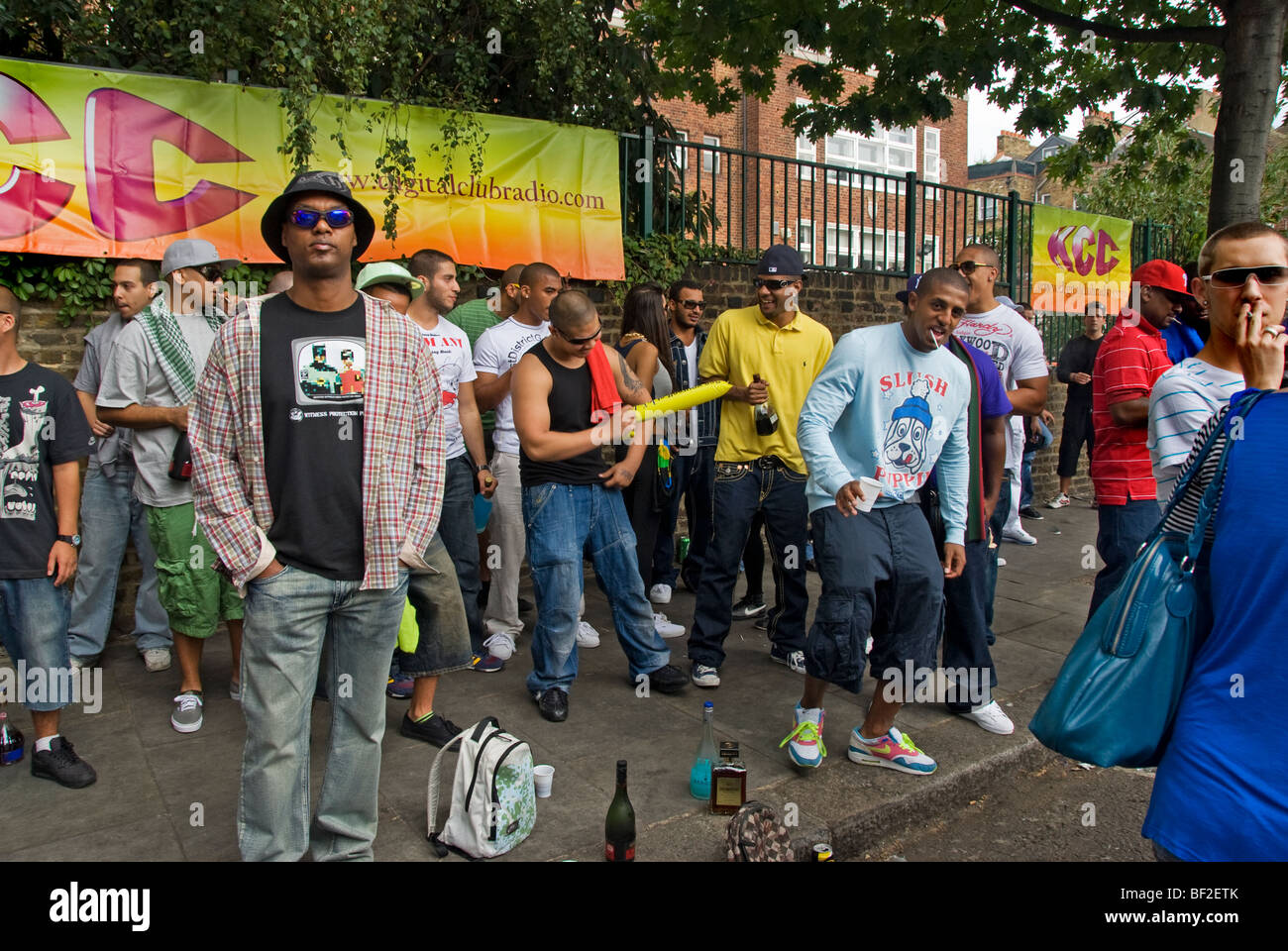 Group youths hanging out outside hi-res stock photography and images ...