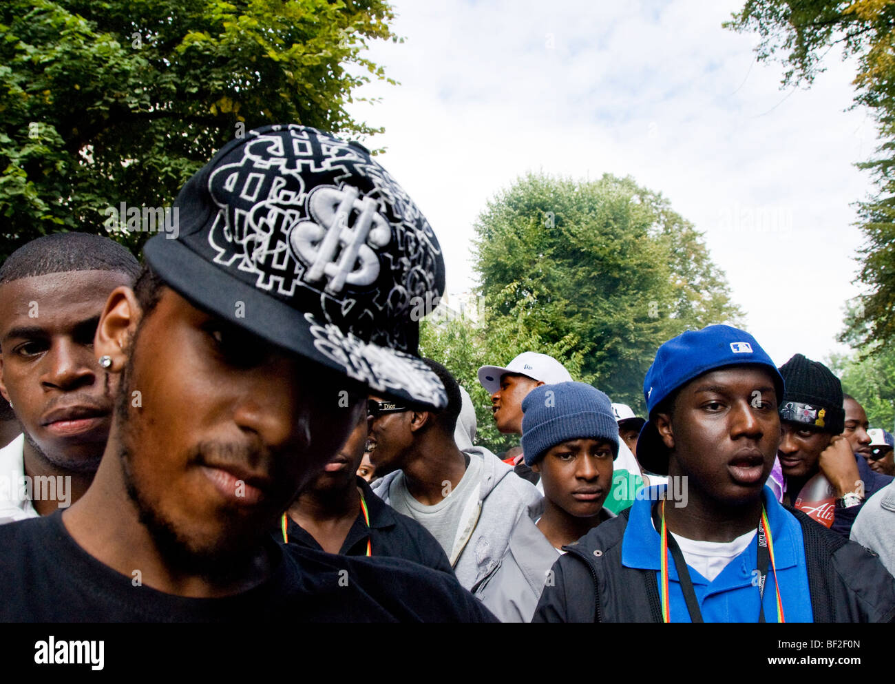 Young black men gang street hi-res stock photography and images - Alamy