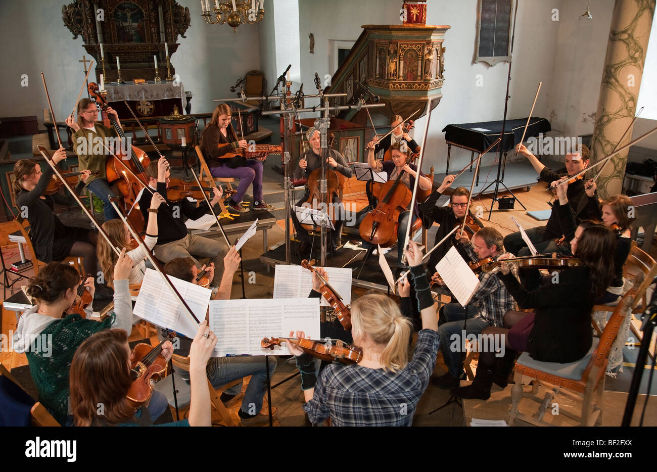 Violinist orchestra hi-res stock photography and images - Alamy