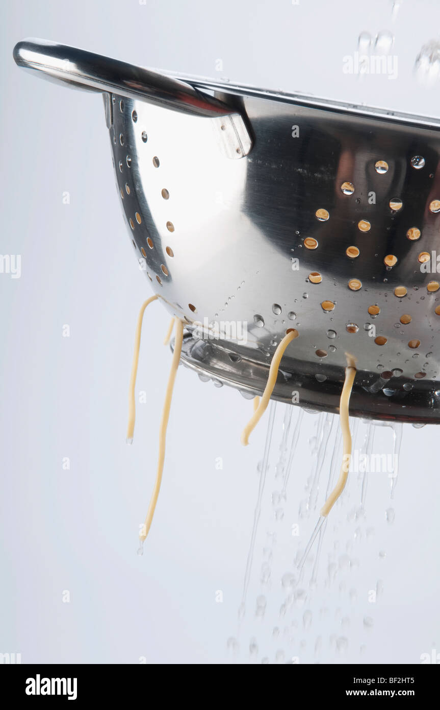 Boiled spaghetti in a strainer Stock Photo - Alamy
