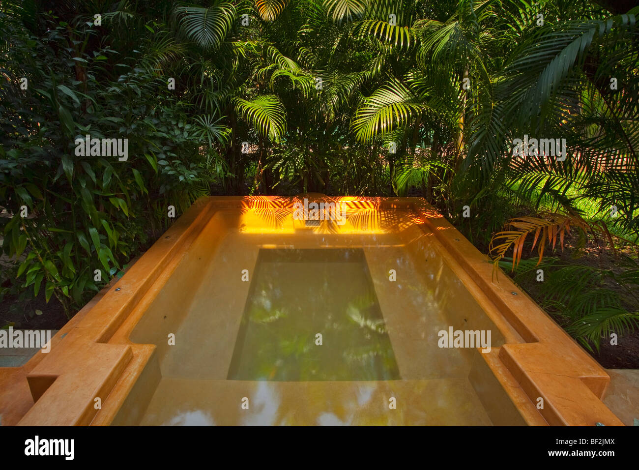 An outdoor jucuzzi in a luxury tropical modern villa Stock Photo - Alamy