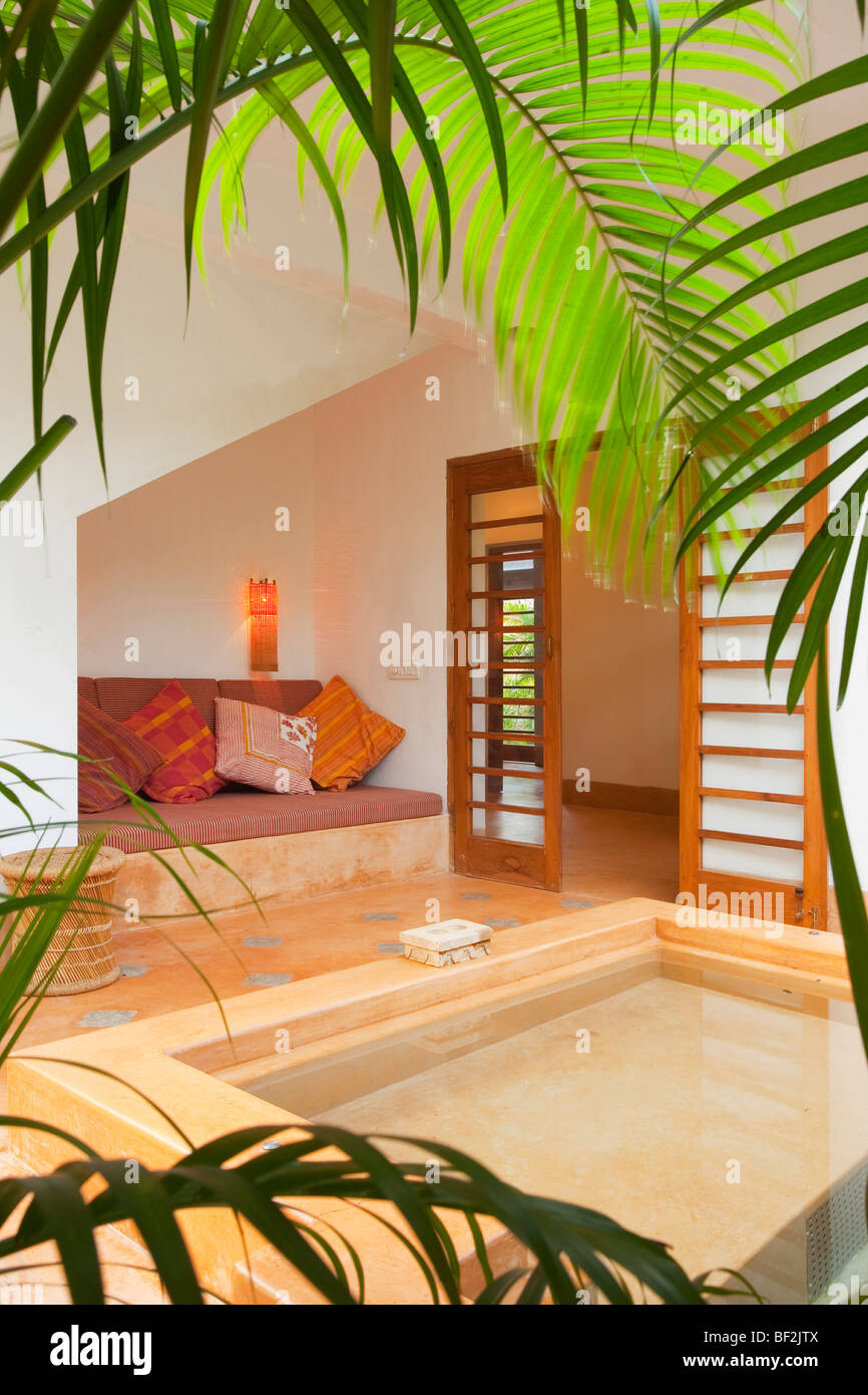 An outdoor jacuzzi in a luxury tropical modern villa Stock Photo - Alamy