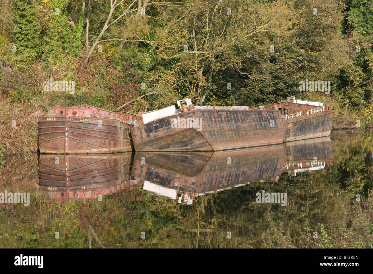 Sunken barges hi-res stock photography and images - Alamy