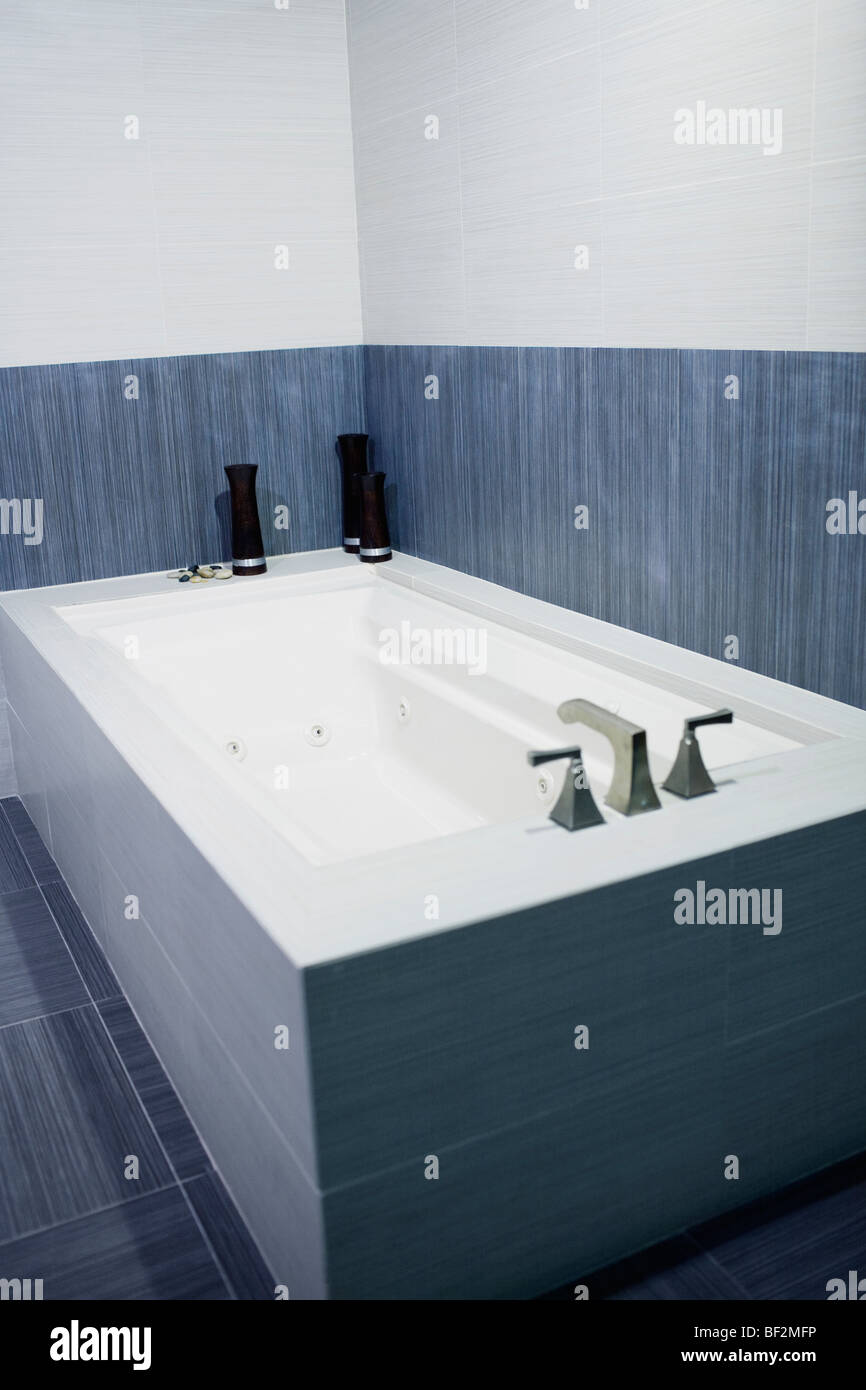 Reclaimed bathtub hi-res stock photography and images - Alamy