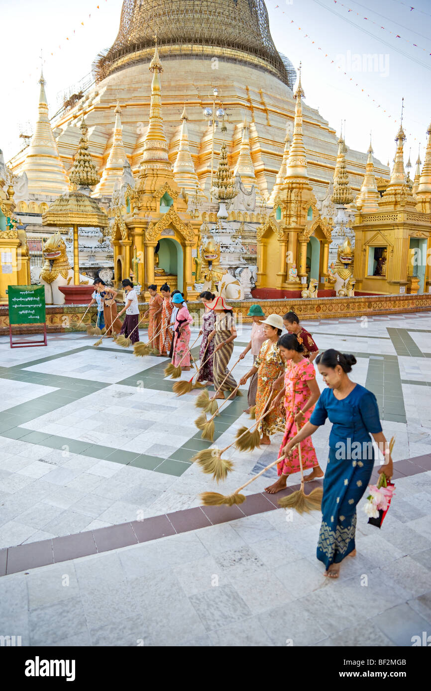 Women cleaning at Shwedagon Paya, Yangoon, Myanmar Stock Photo - Alamy