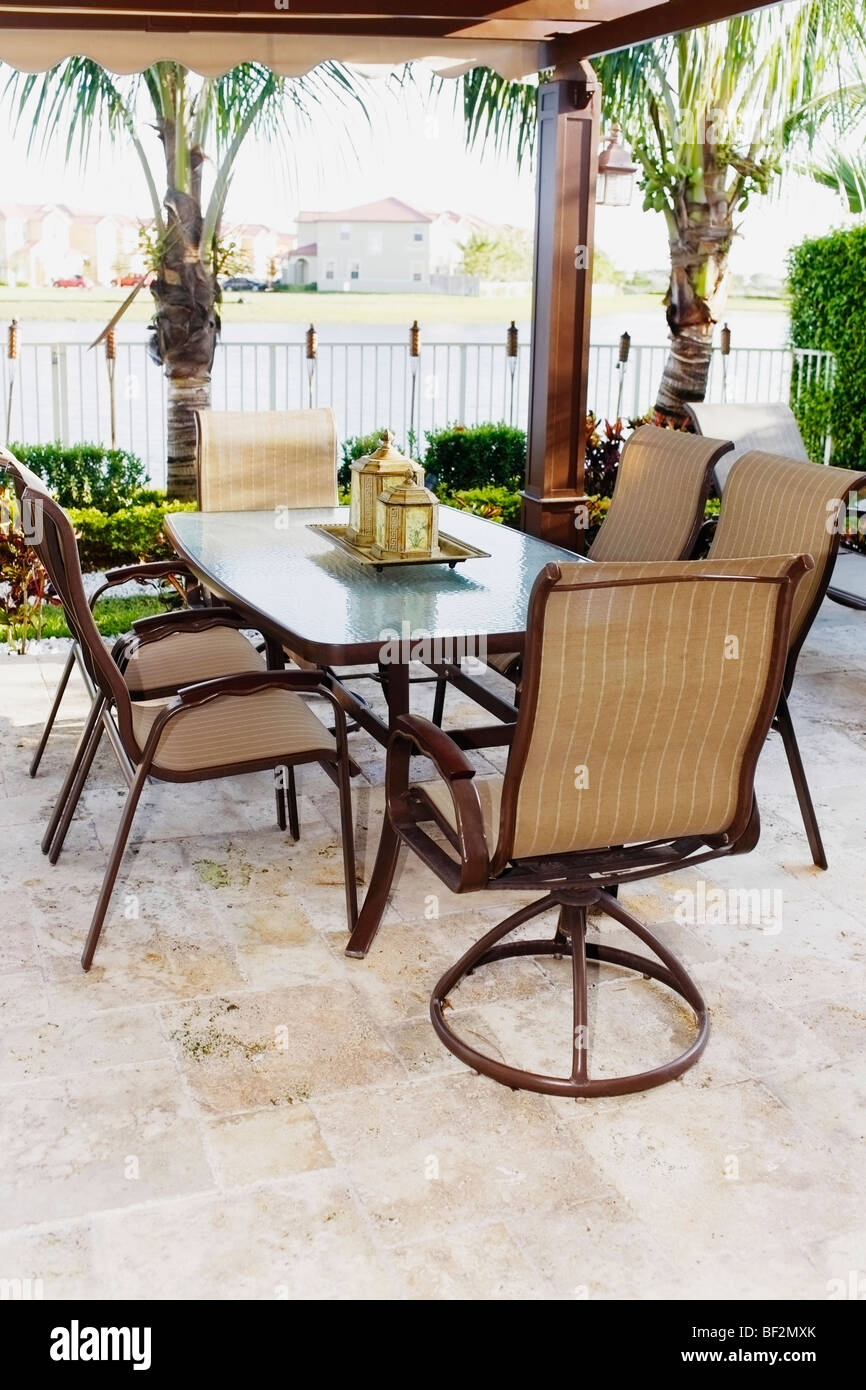 Chairs around a dining table Stock Photo - Alamy