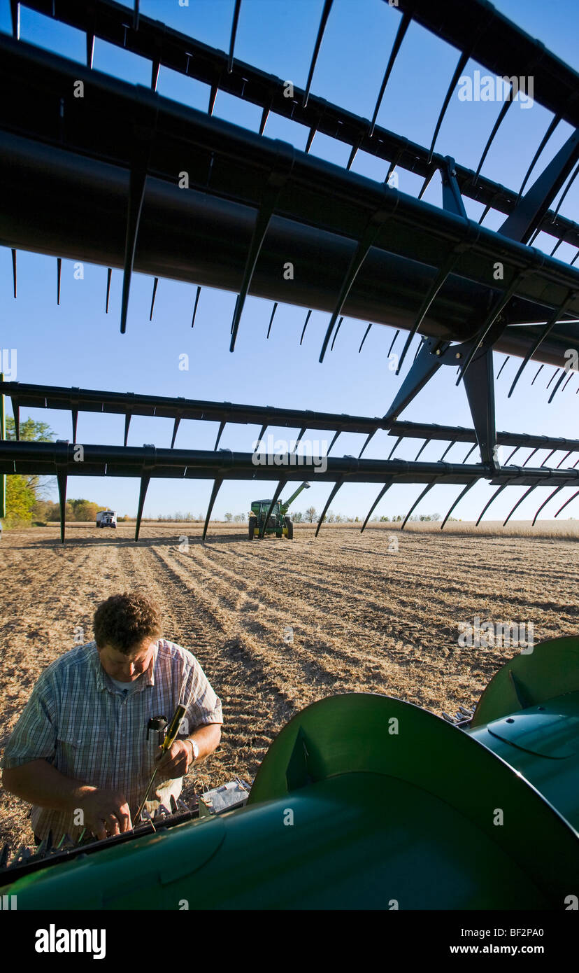 Farmers fixing hi-res stock photography and images - Alamy