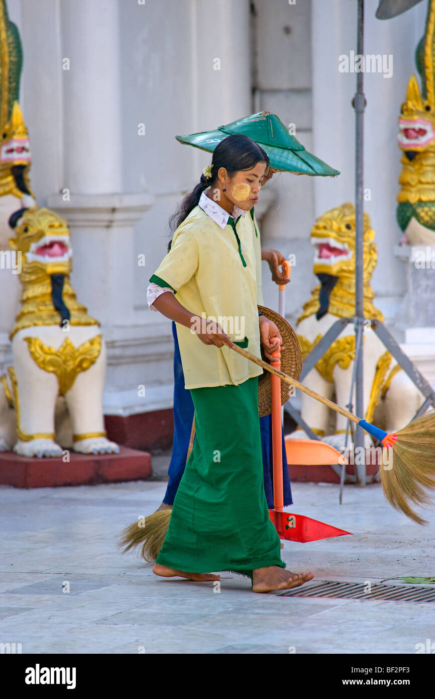 Two girl cleaning at Shwedagon Paya, Yangoon, Myanmar Stock Photo - Alamy